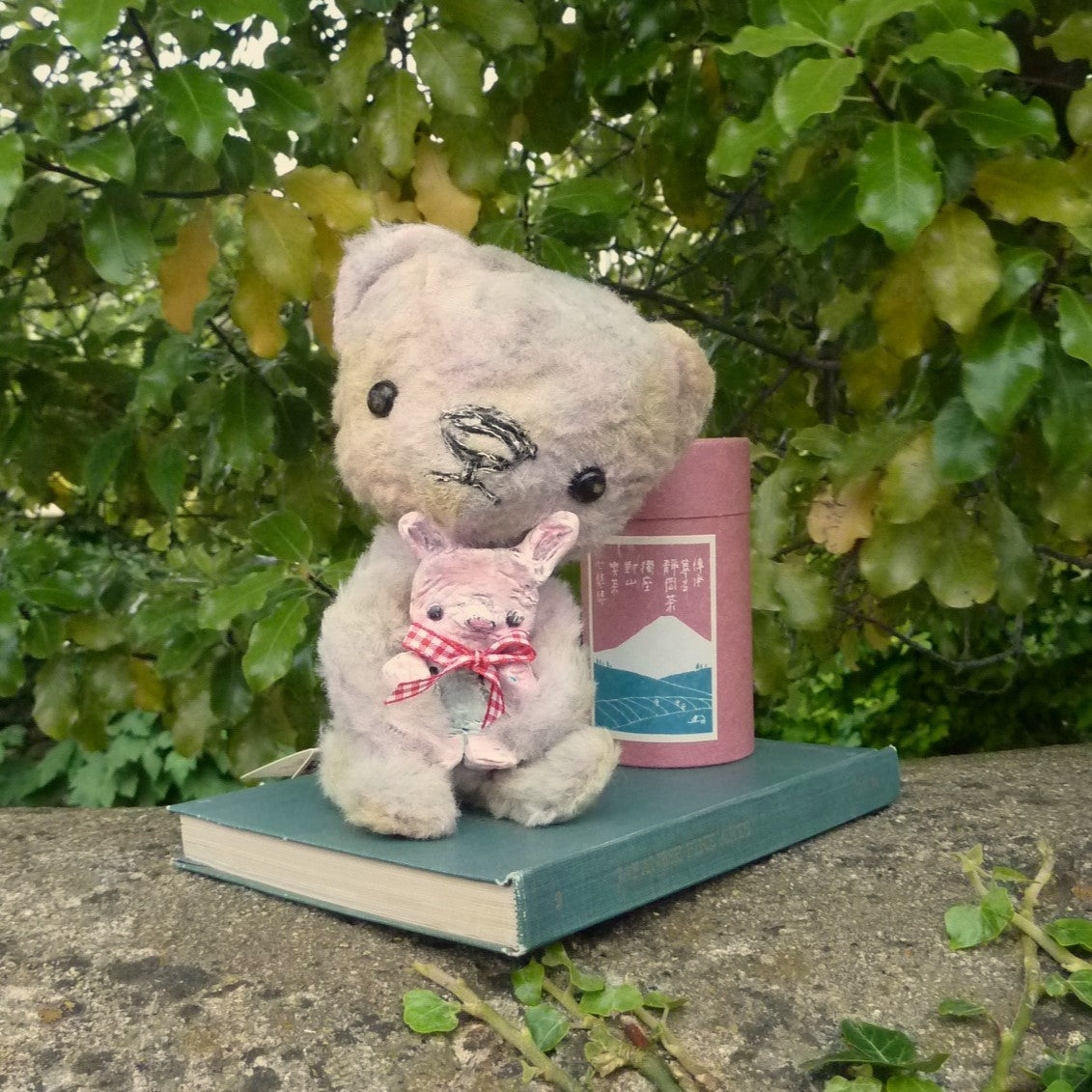 Cat Loving Sweet Cuddle Bear by Hisa Kato, Japan – Teddy Bears